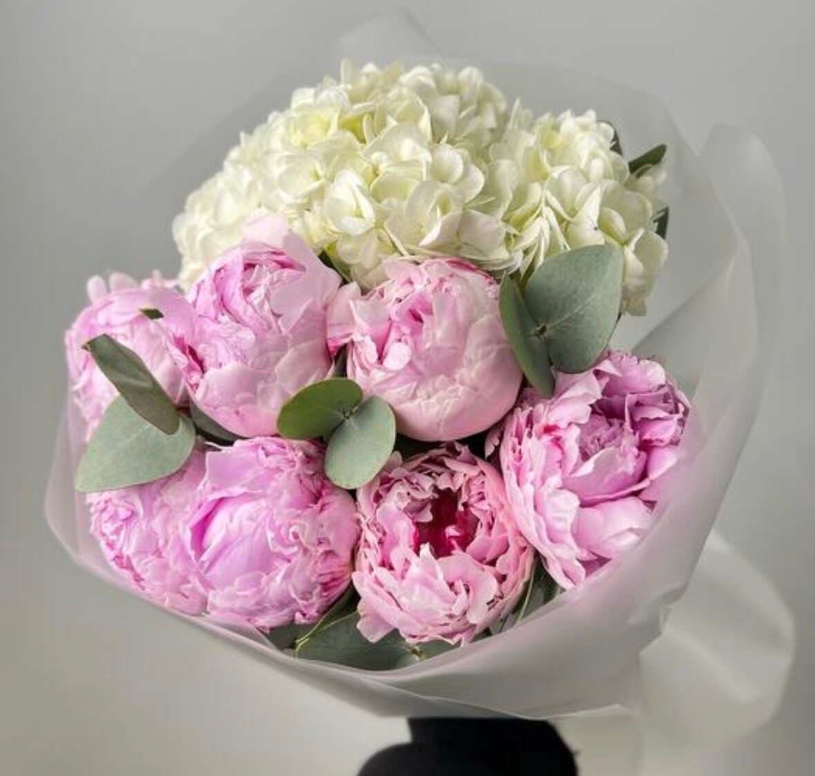 Букет розовые пионы Сара Бернар и гортензия с ароматным эвкалиптом