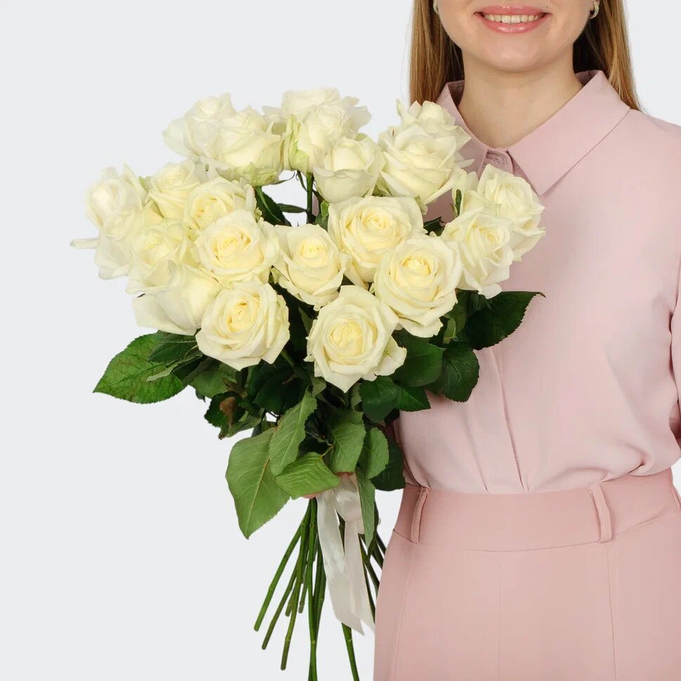 Букет от СоюзЦветТорг из 21 белой розы сорта Аваланш, высота 60 см
