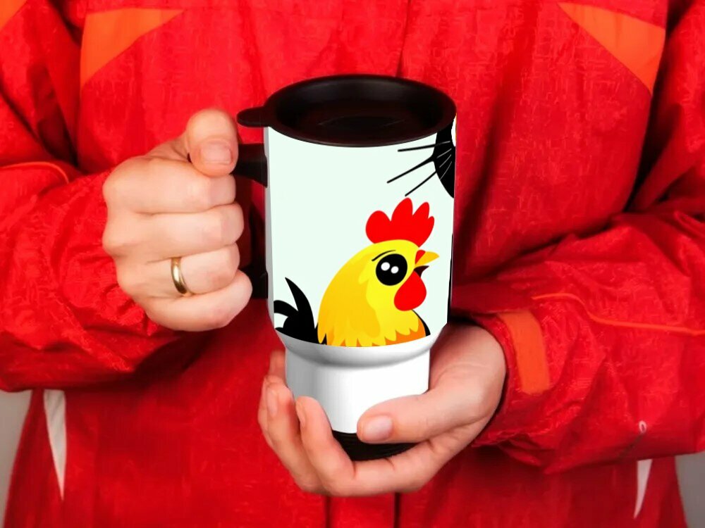 Тремокружка для авто с принтом "На изображении изображены забавный черный кот с большими глазами и яркий петух с красной гребешком. Они стоят на фоне цветущей травы и мелких." 0.5 л.