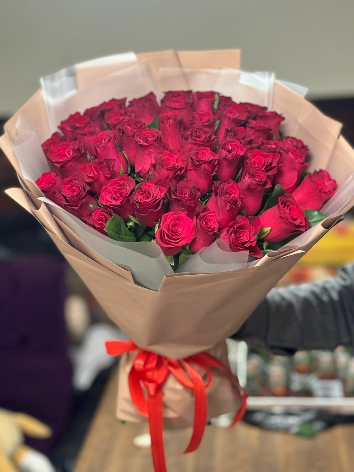 Монобукет "Алые розы", 51 цветок, высота 40 см, красный, бант