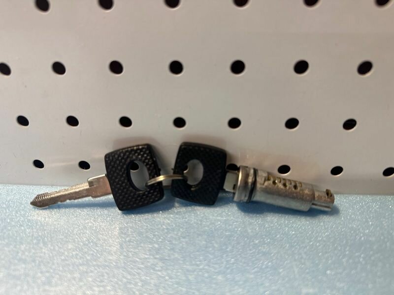 Личинка замка двери (1 личинка, 2 ключа) MERCEDES ACTROS/AXOR/ATEGO (мерседес актрос аксор атего)