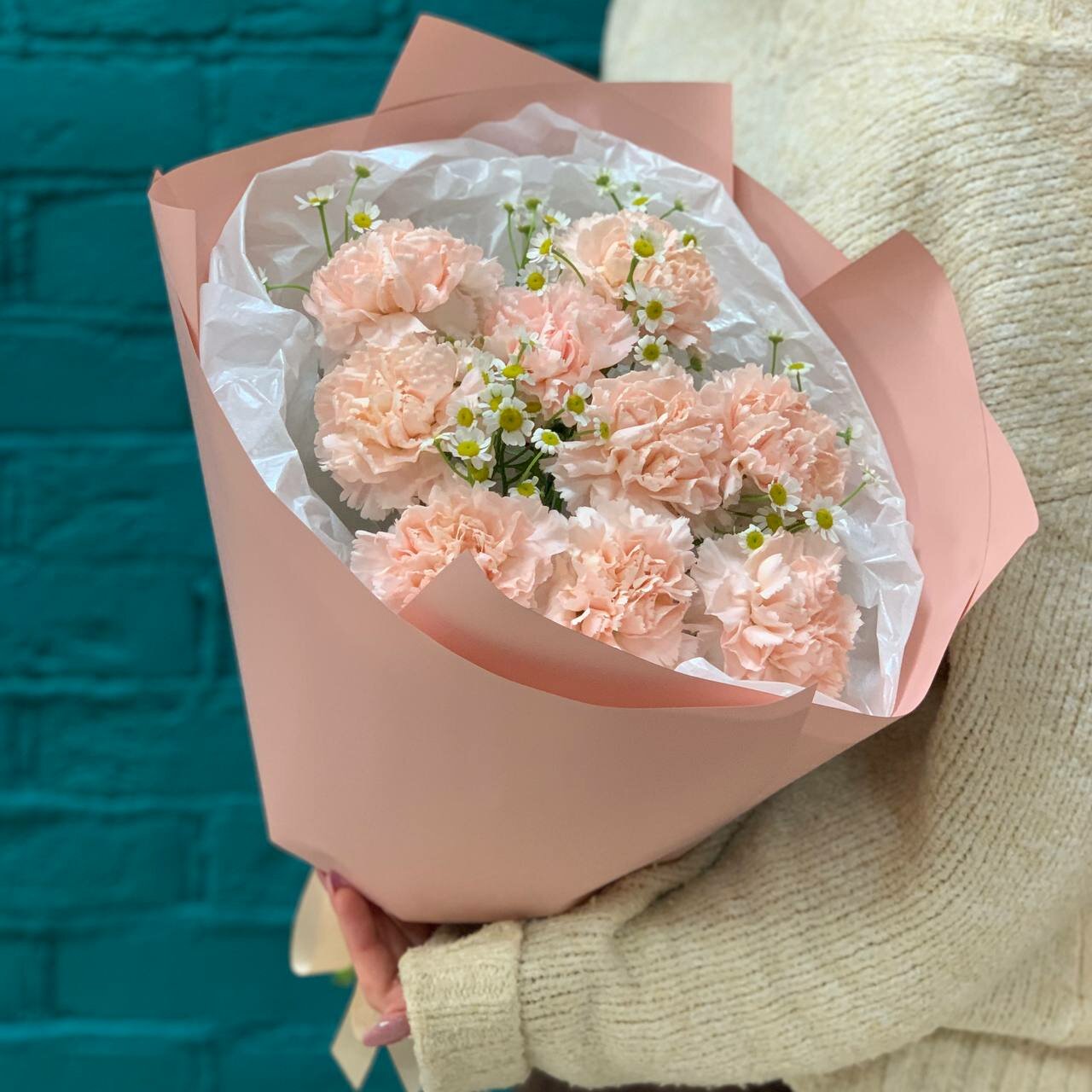 Букет из гвоздики (диантусов) и ромашки (танацетума)