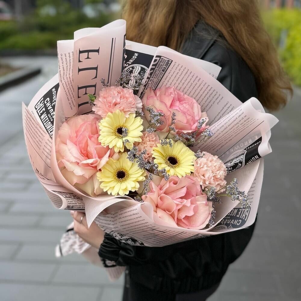 Сборный букет из французских роз, нежных Гербер и диантусов