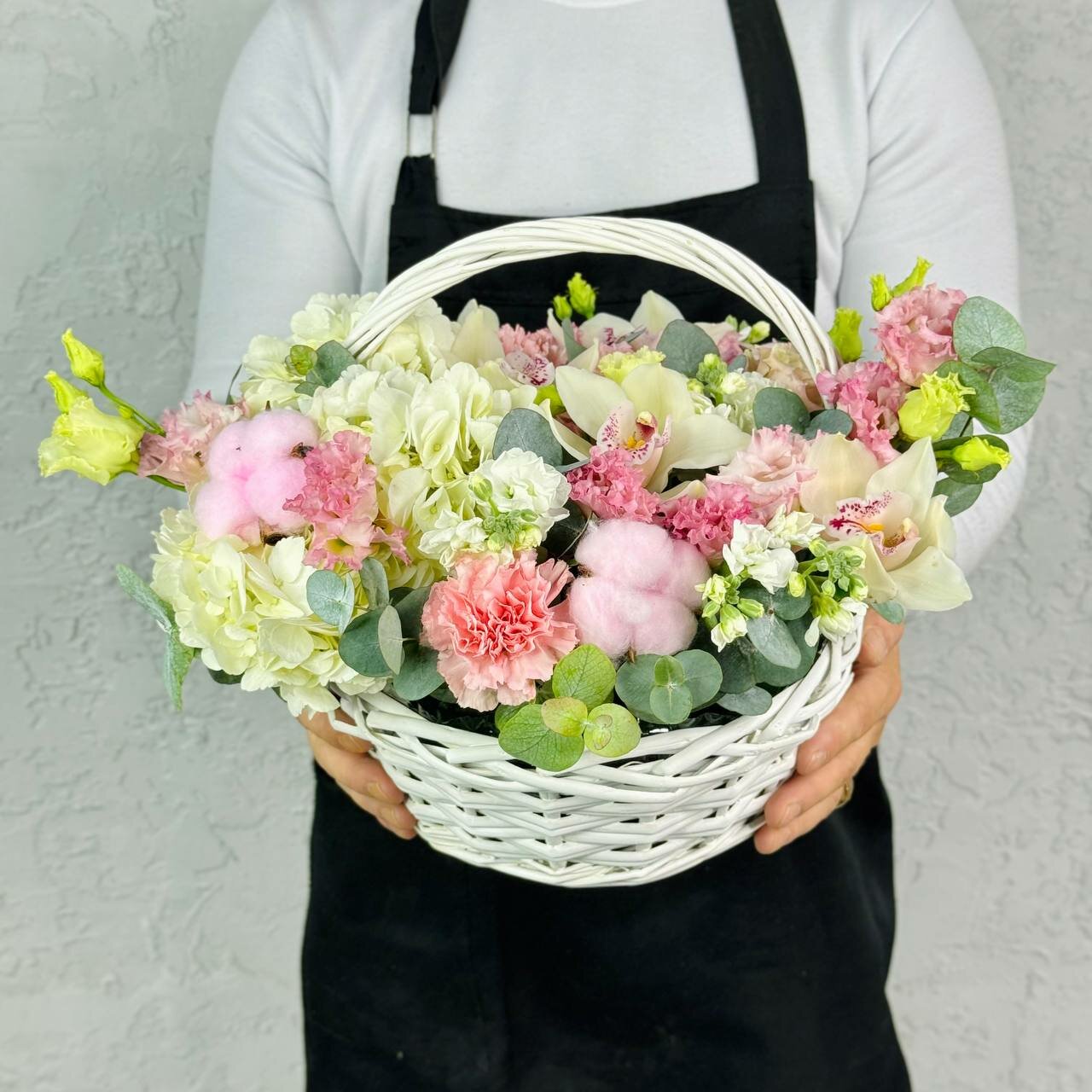 Корзинка с цветами, хлопок, эвкалипт, гортензия, эустома, орхидея