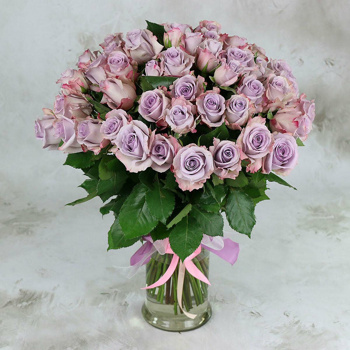 Букет из 51 розы Оушен Сонг Кения 40 см. сиреневый под ленту