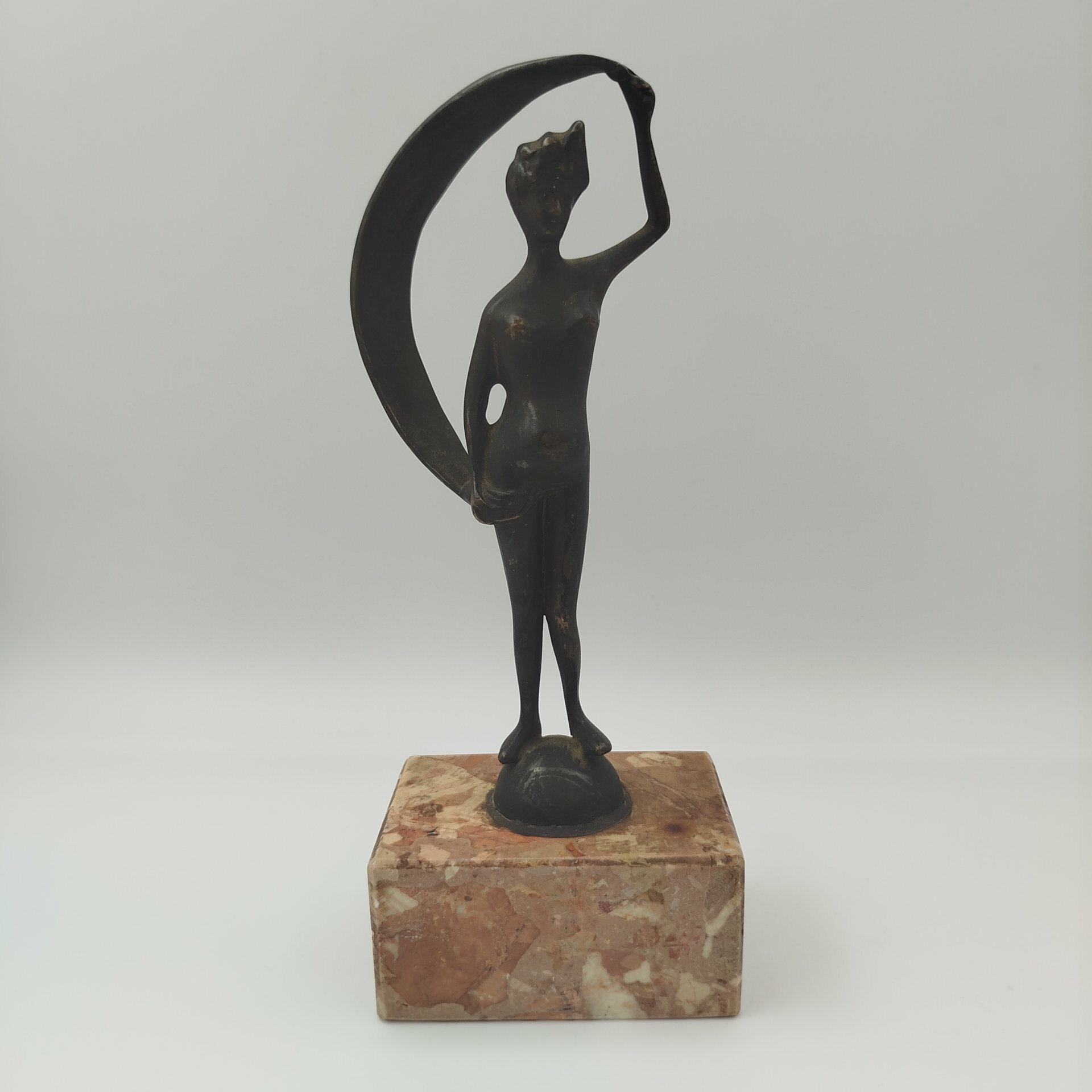 Статуэтка на каменном постаменте "Обнаженная на шаре", металл