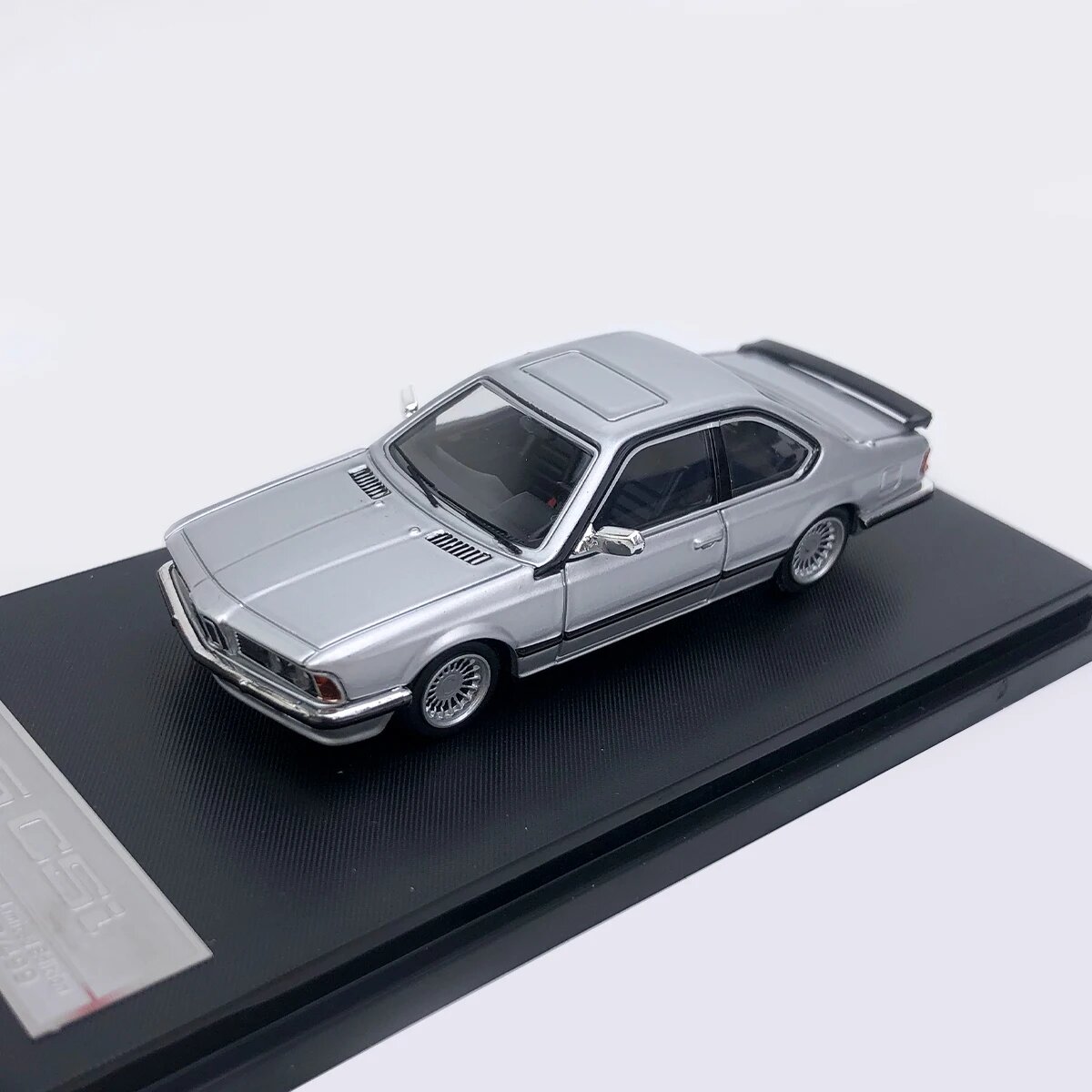 Модель автомобиля BMW E24 635 CSI, синий, 1:64