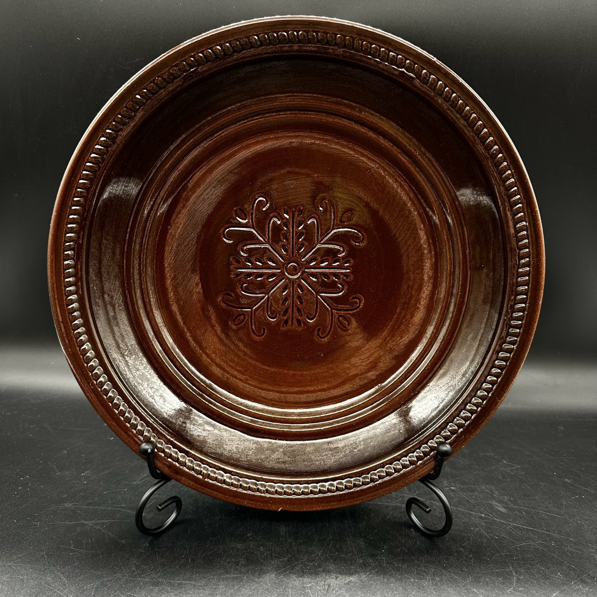 Блюдо сервировочное с рельефным декором, керамика, цветное покрытие, глазурь