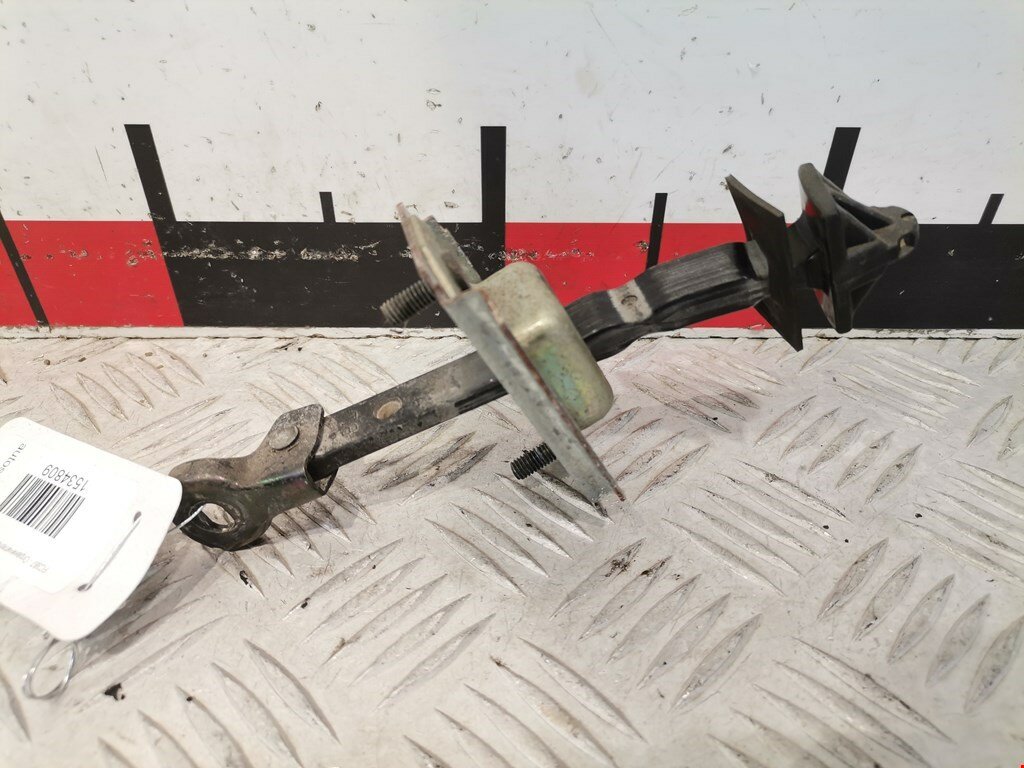 Ограничитель открывания двери передней Mazda MPV 2 LC6258270A арт. 1534809
