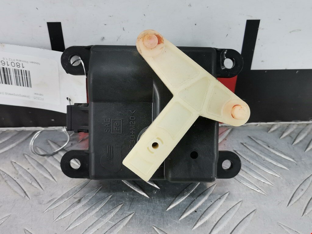 Сервопривод (электропривод моторчик привода) заслонки печки Nissan Primera P12 3T05030820 арт. 1801671