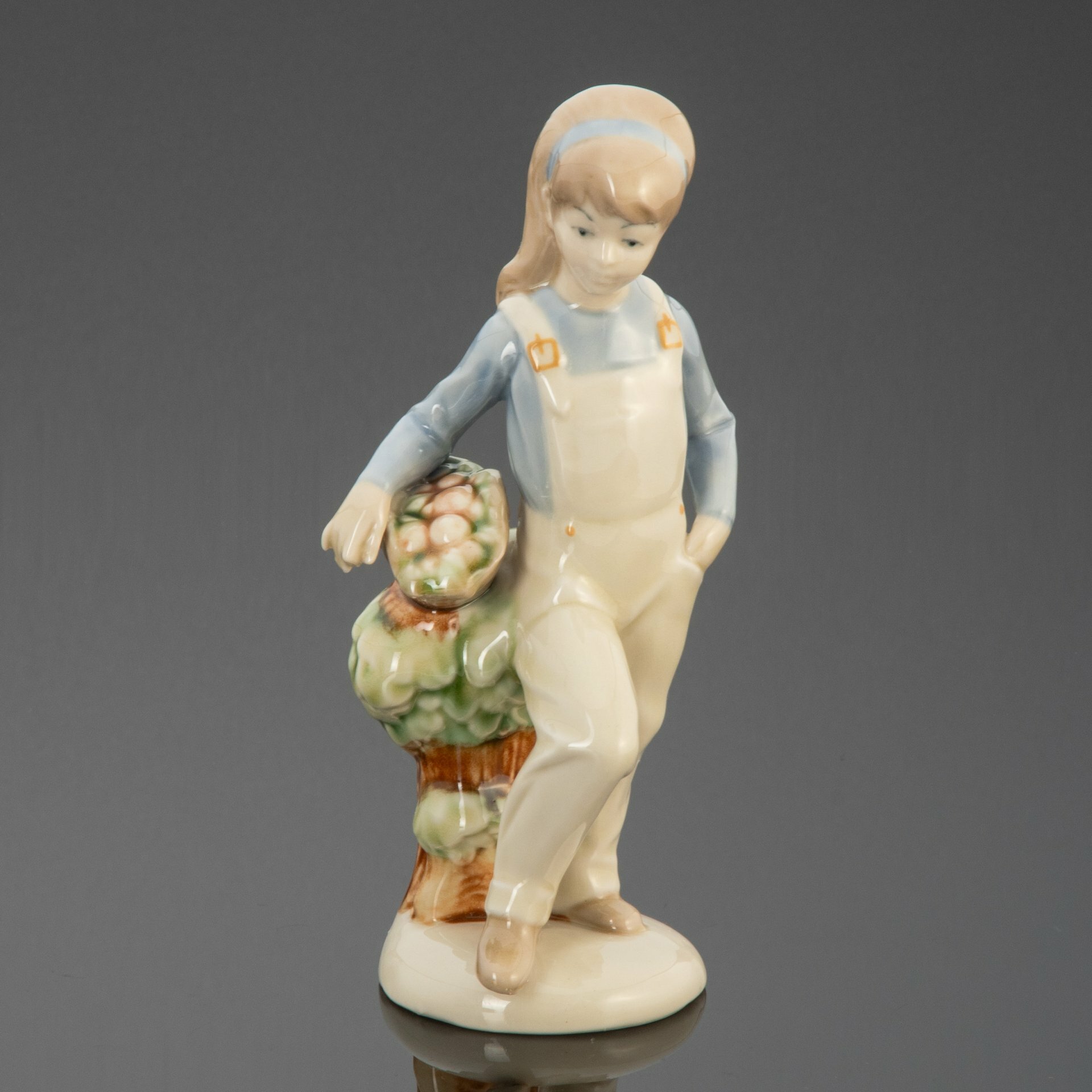 Статуэтка "Девушка с корзиной фруктов", Valencia Pottery, фарфор, роспись, Испания