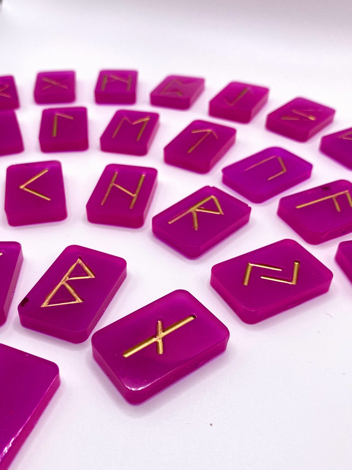 Руны из смолы скандинавские Фуксия