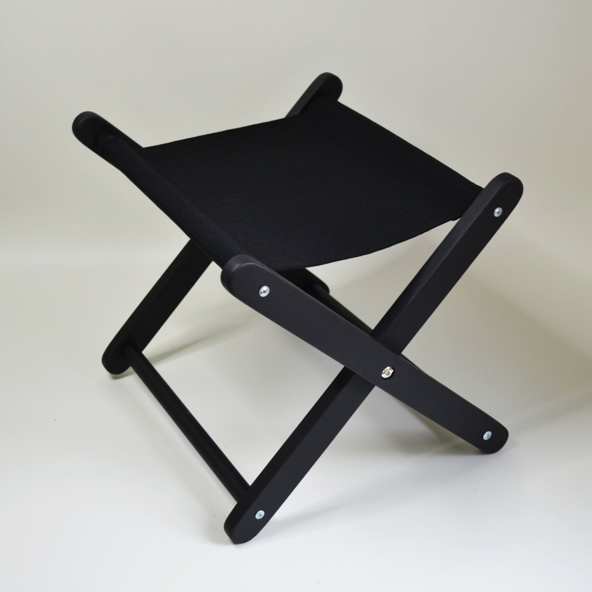 Подставка для сумок из чёрной рогожки с чёрной деревянной основой