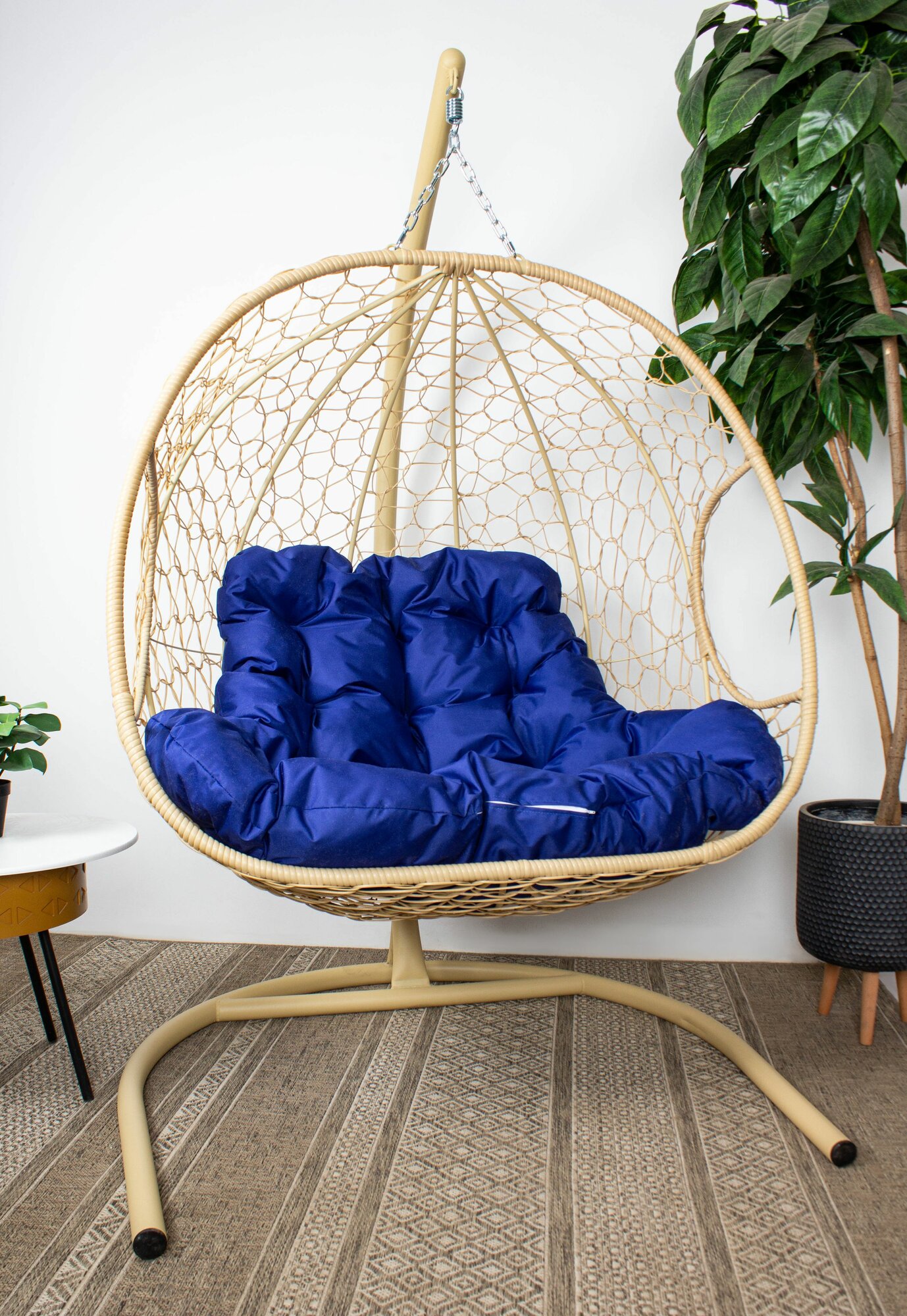 Подвесное кресло для двоих с ротангом бежевое, синяя подушка