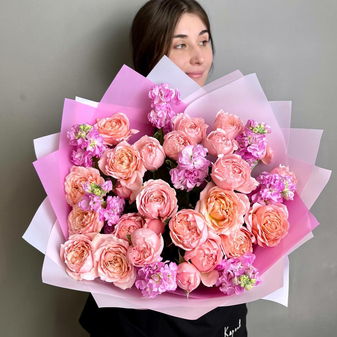 Букет живых цветов из роз и ароматной маттиолы, цвет розовый, персиковый, кустовые пионовидные розы Джульетта арт 224