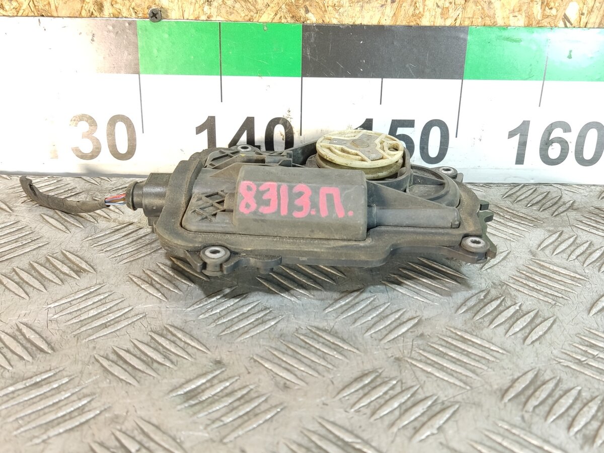 Доводчик VOLKSWAGEN Phaeton 2002-2016 3D0837059B