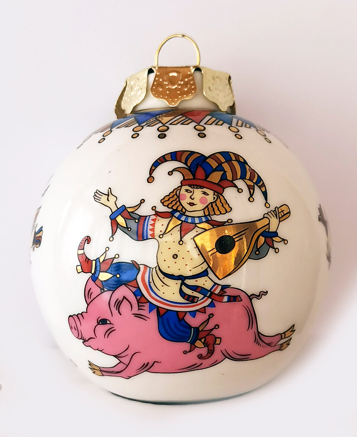 ШАР фарфоровый Новогодний на ёлку-"скоморохи-верхом на поросенке" диаметр-65 мм, в картонной коробке.