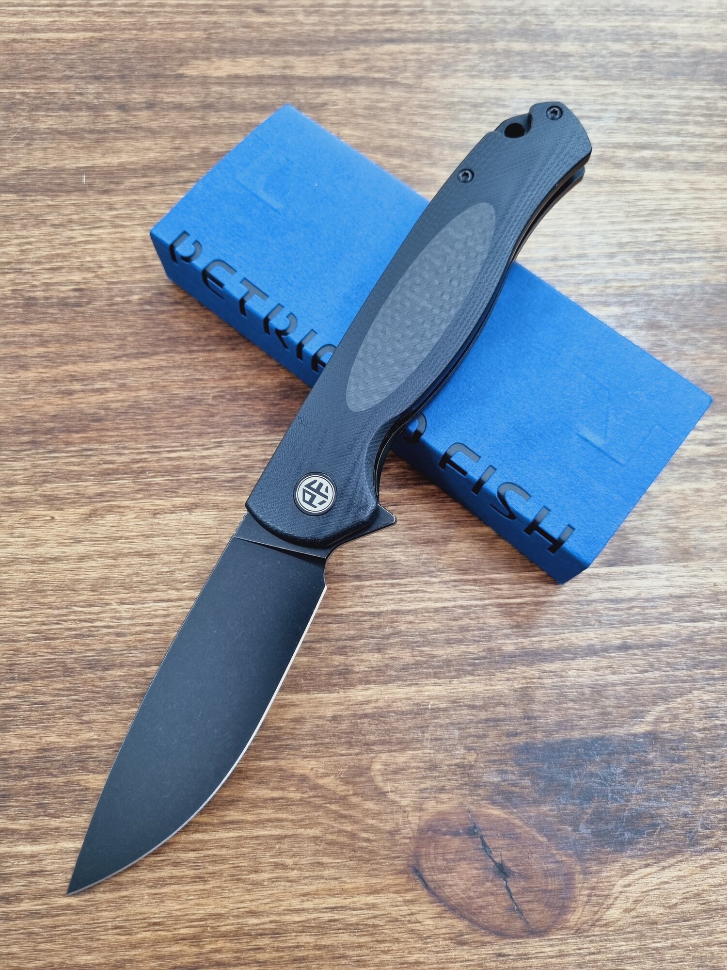 Складной нож Petrified Fish PFB03, D2, 215мм, G10/Carbon fiber, черный