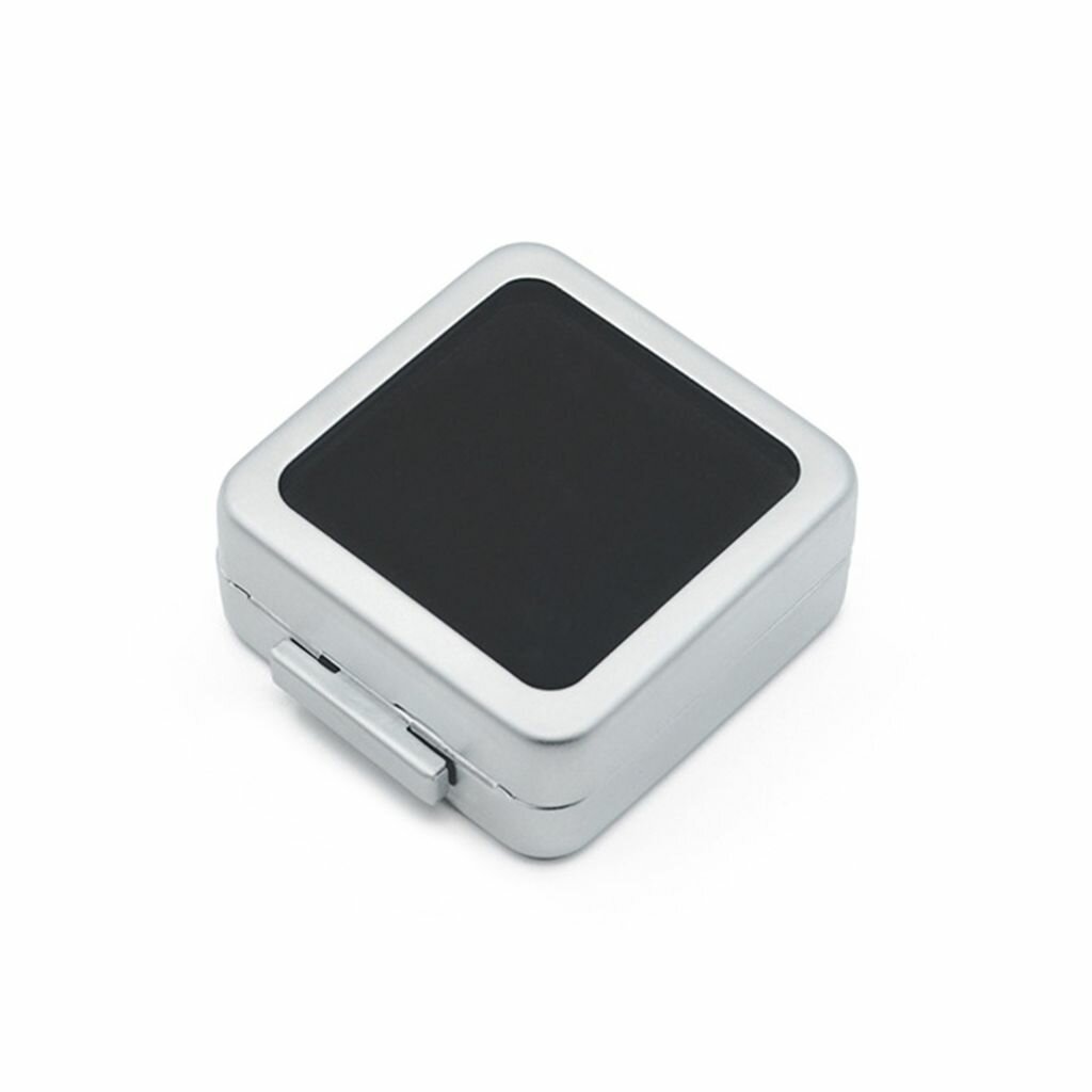 Серебристо-черный футляр для драгоценных камней с подвеской из пенопластовых бусин в квадратной металлической коробке-витрине