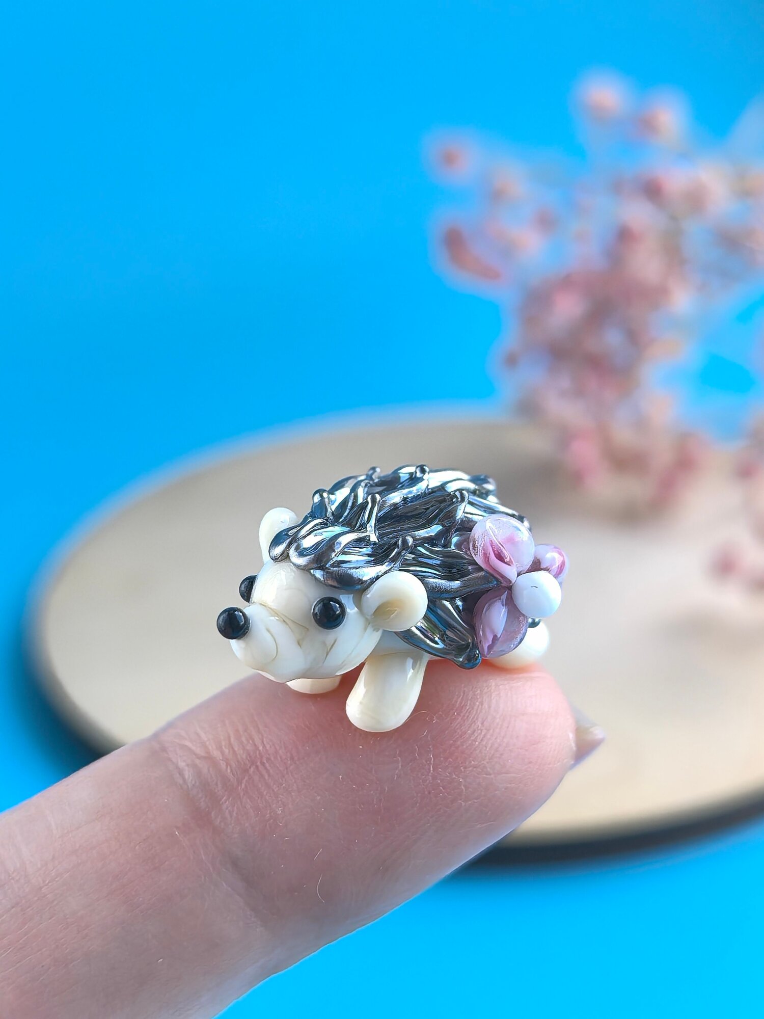 Фигурка стеклянная Ёжик с цветочком статуэтка или сувенир Еж в подарок для коллекционеров ежик