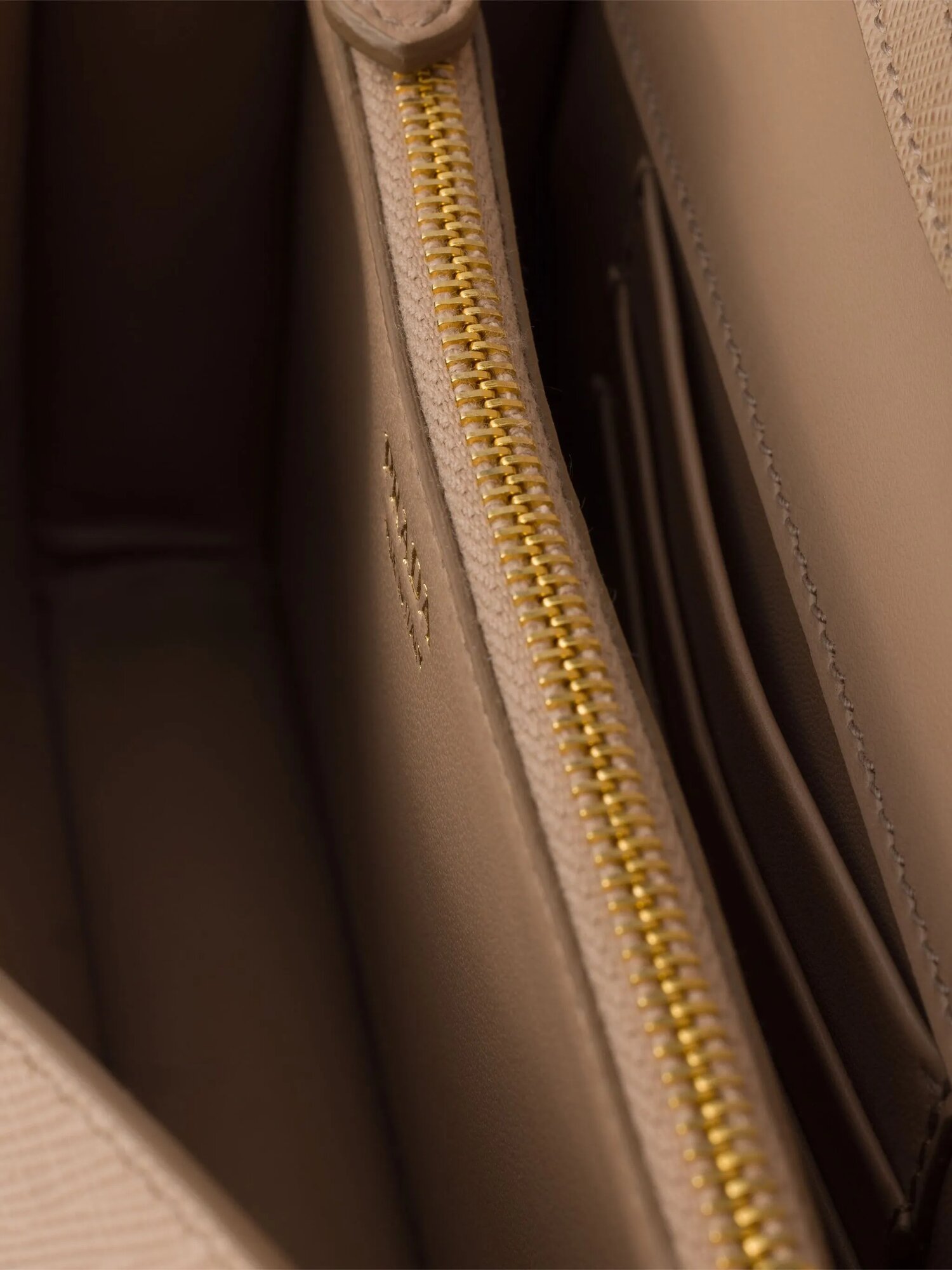 Сумка Prada Embleme — фото 1