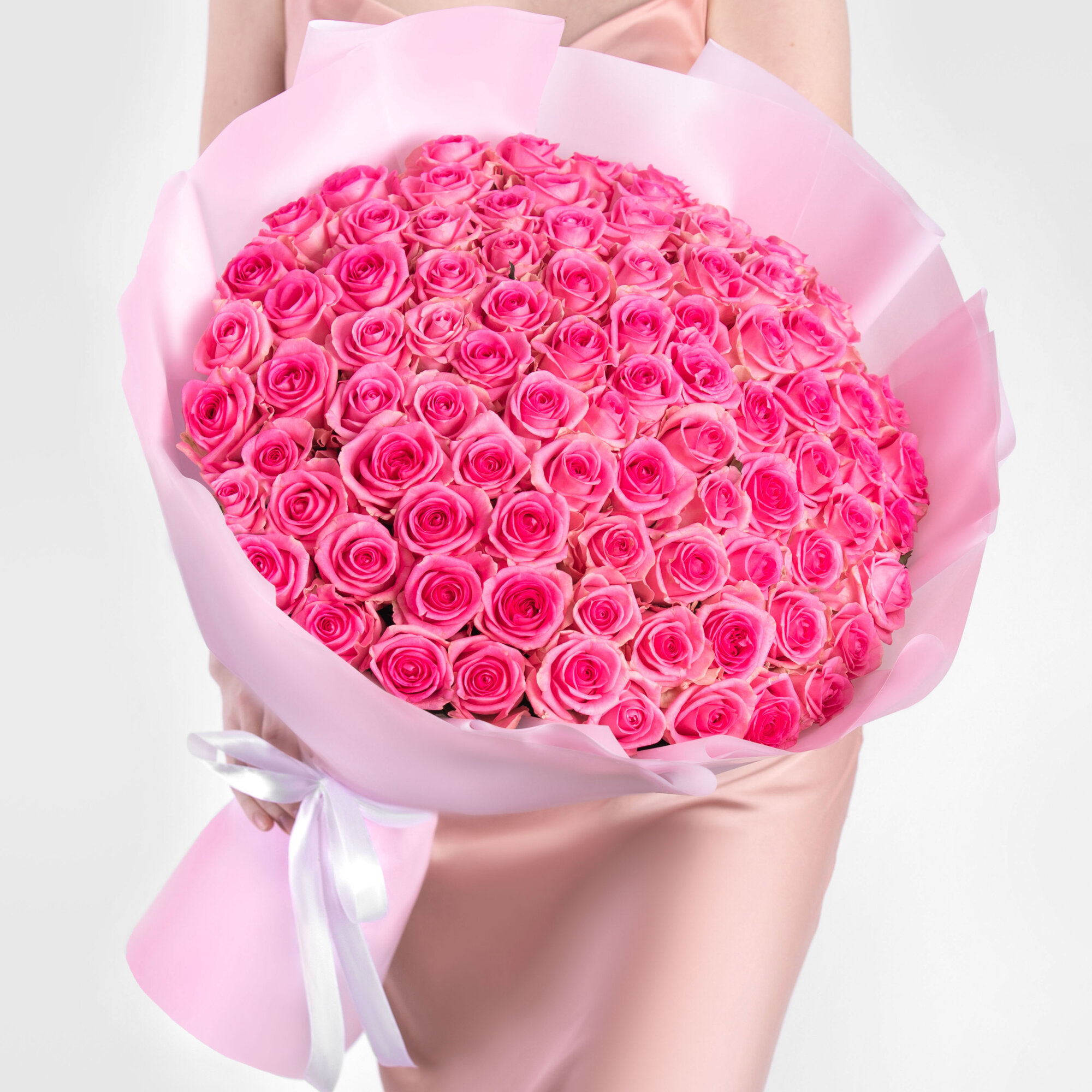 Букет Мегацвет24 "Ревиваль", 101 ярко-розовая роза, 60 см, дизайнерская упаковка