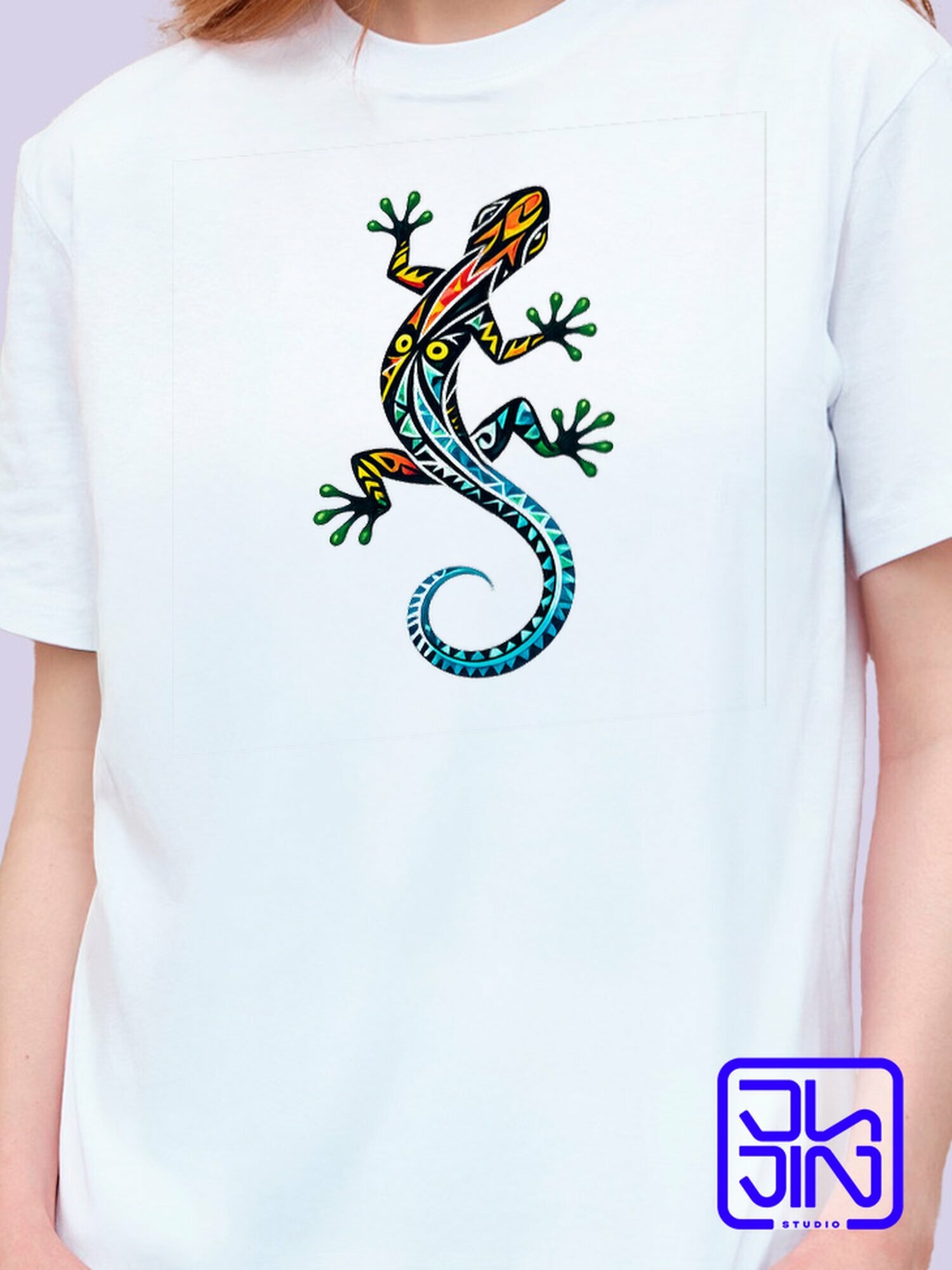 Футболка классическая женская с авторским принтом Геккон геометрический черно-голубой, пестрый этнический выразительный граффити, белый хлопковый трикотаж с прикольным рисунком на груди