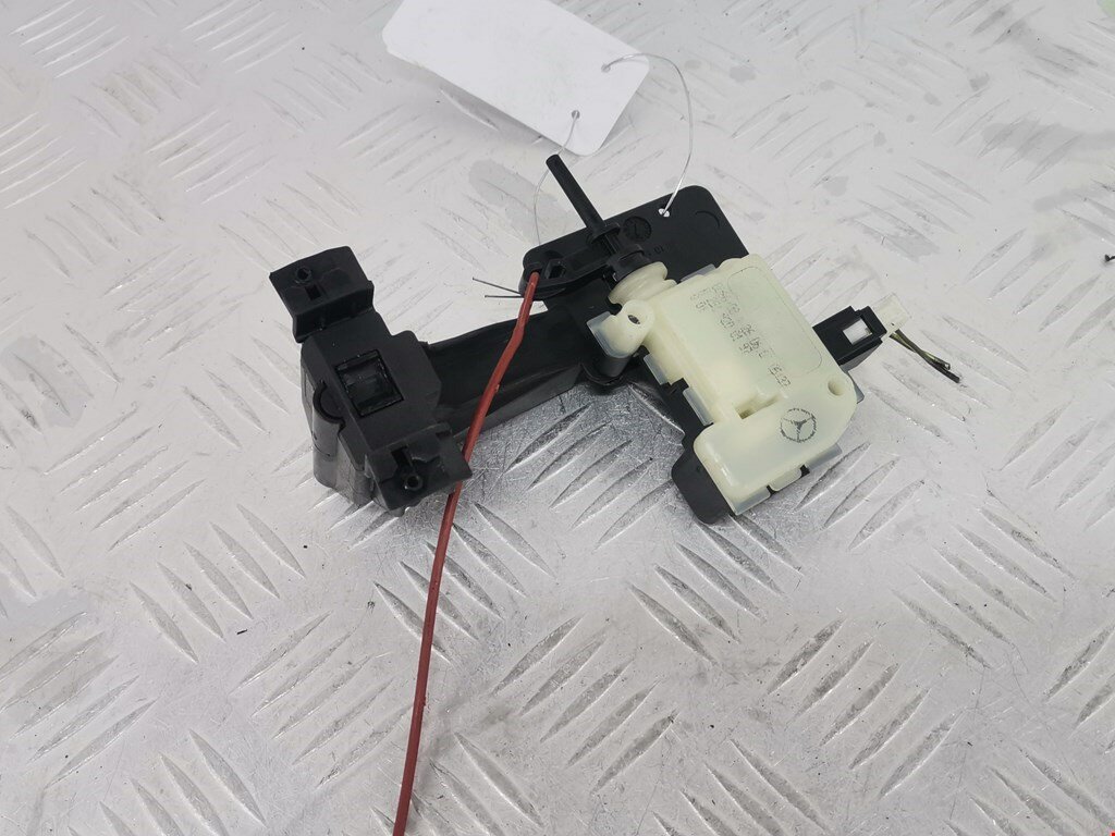 Сервопривод (электропривод моторчик привода) лючка бензобака Mercedes ML-Class (W164) A2516390107 арт. 1692327