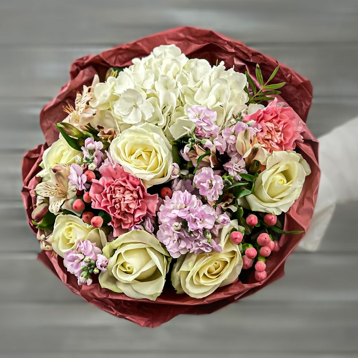 Букет из живых цветов роз, гортензии, альстромерий и маттиол