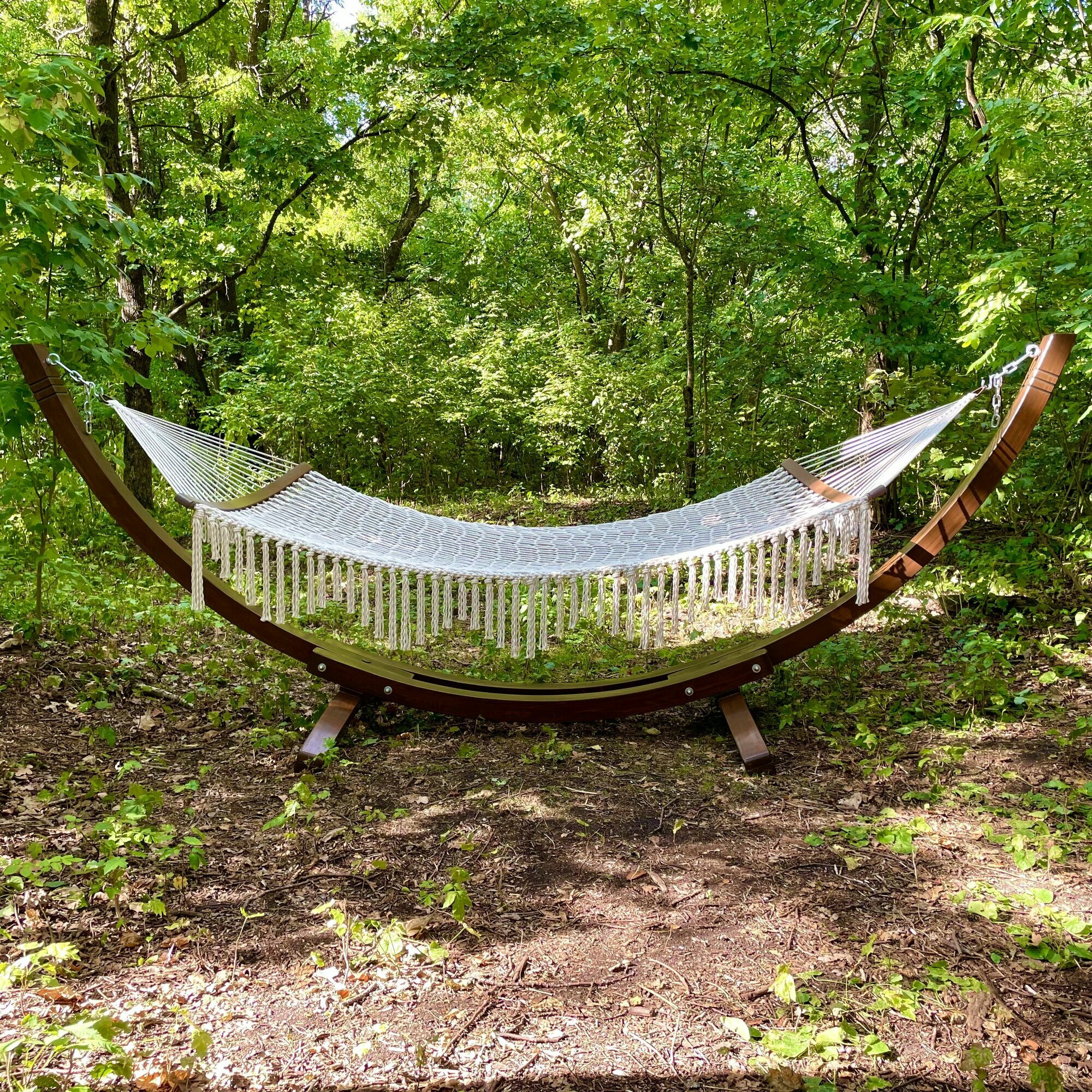 Плетеный гамак с деревянным каркасом
