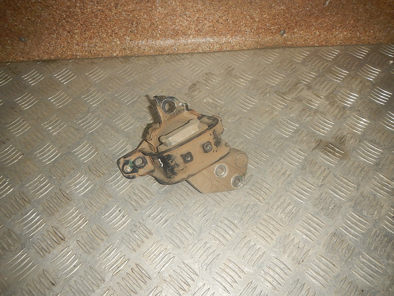 Б/У Опора двигателя правая, Geely (Джили)-MK (08-16) GEELY MK (08-16) Без повреждений. 256483 GEELY арт. 1016000636