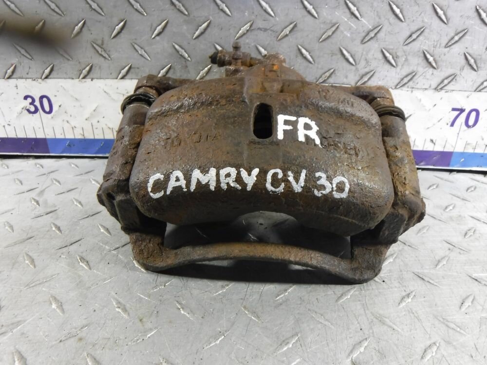 Суппорт передний правый Toyota Camry CV30 4773032111
