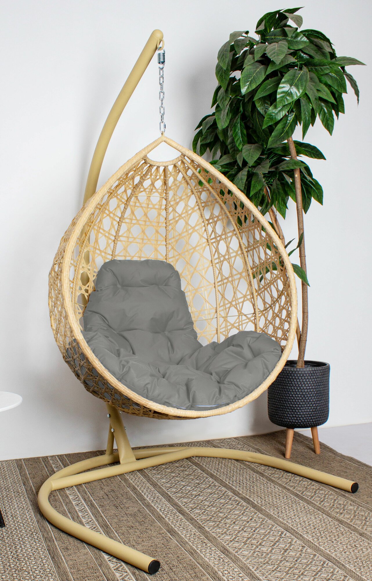 Подвесное кресло капля люкс с ротангом бежевое, серая подушка