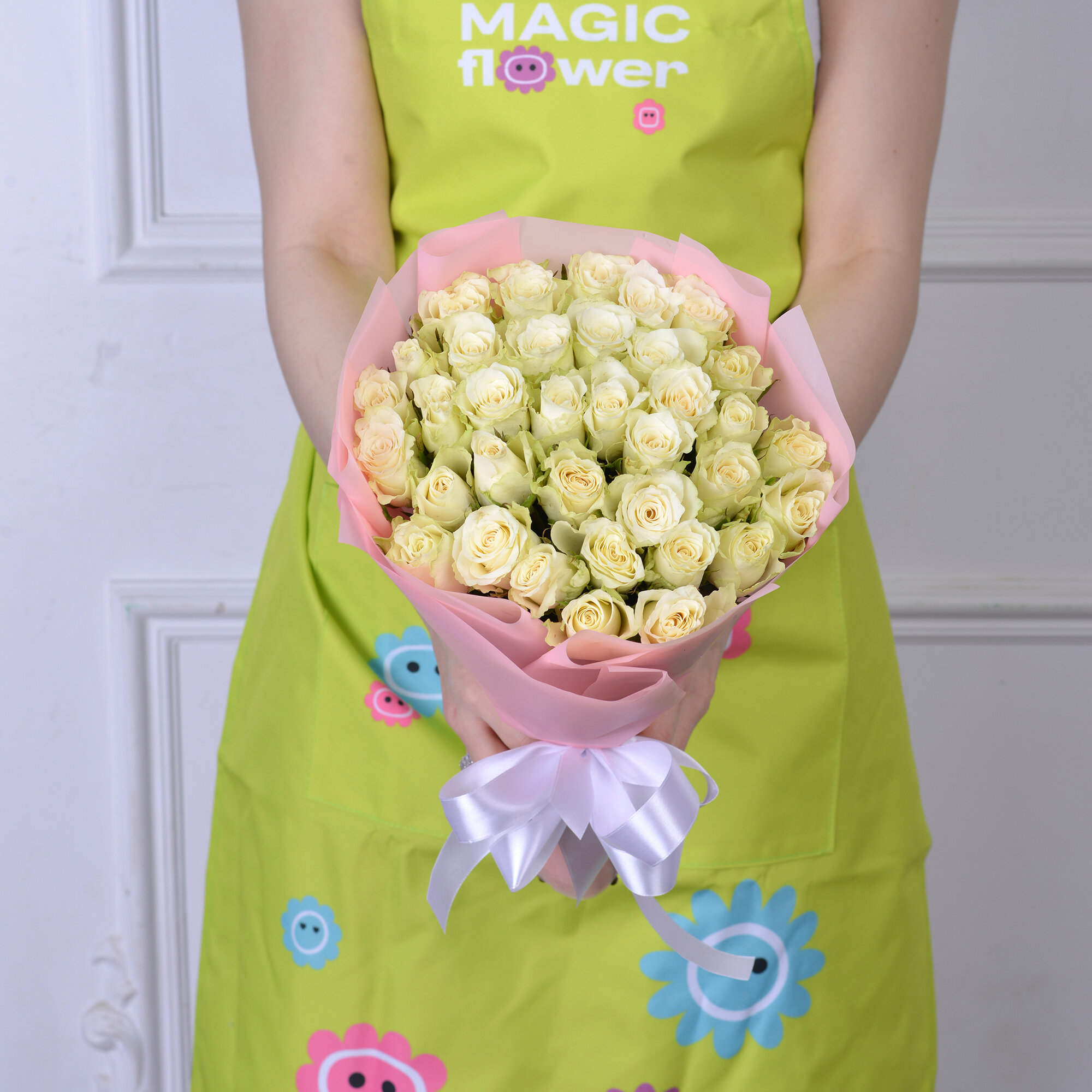 Монобукет Magical Flower, 35 белая роза, размер 40 см, высота 40 см