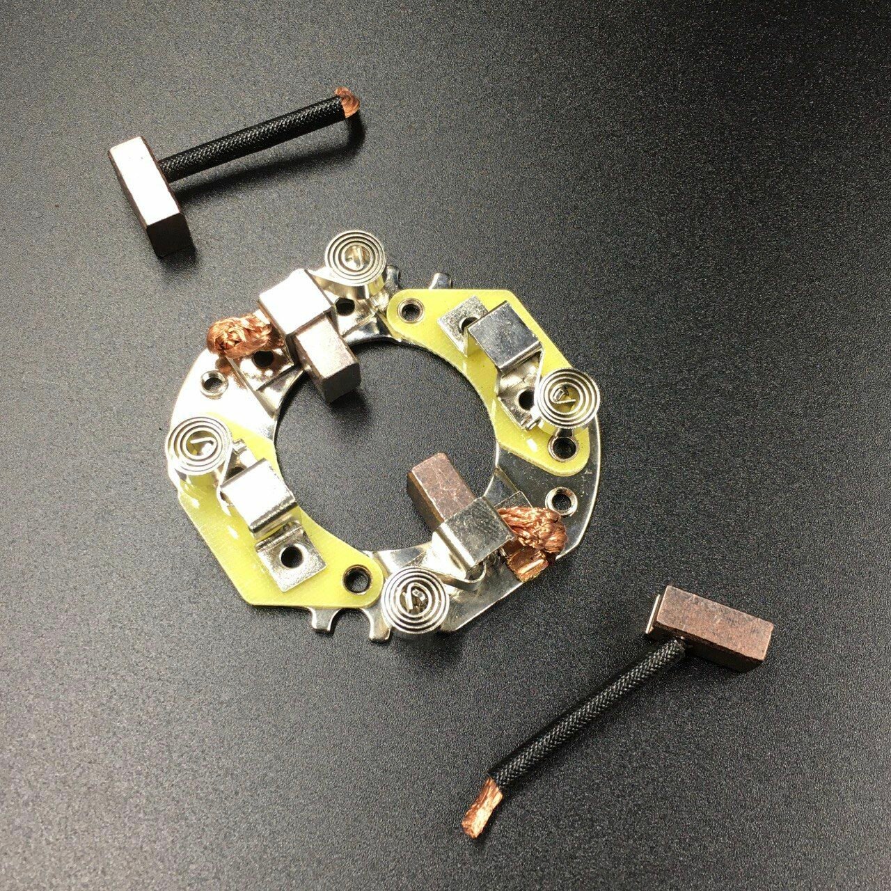 Щеточный узел YAMAHA 55, 75-90, Mercury 50 (OEM: 663-81840-11)