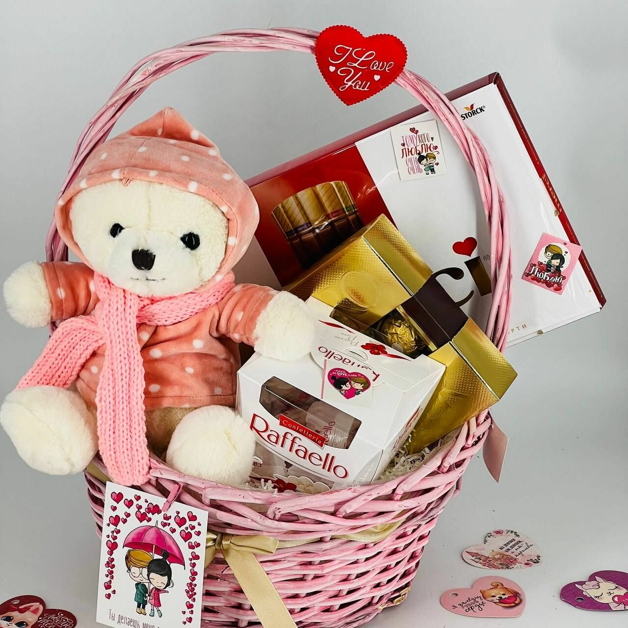 Сладкий подарок корзина с мягкой игрушкой. Конфеты Ферреро Роше, Раффаэлло и Мерси