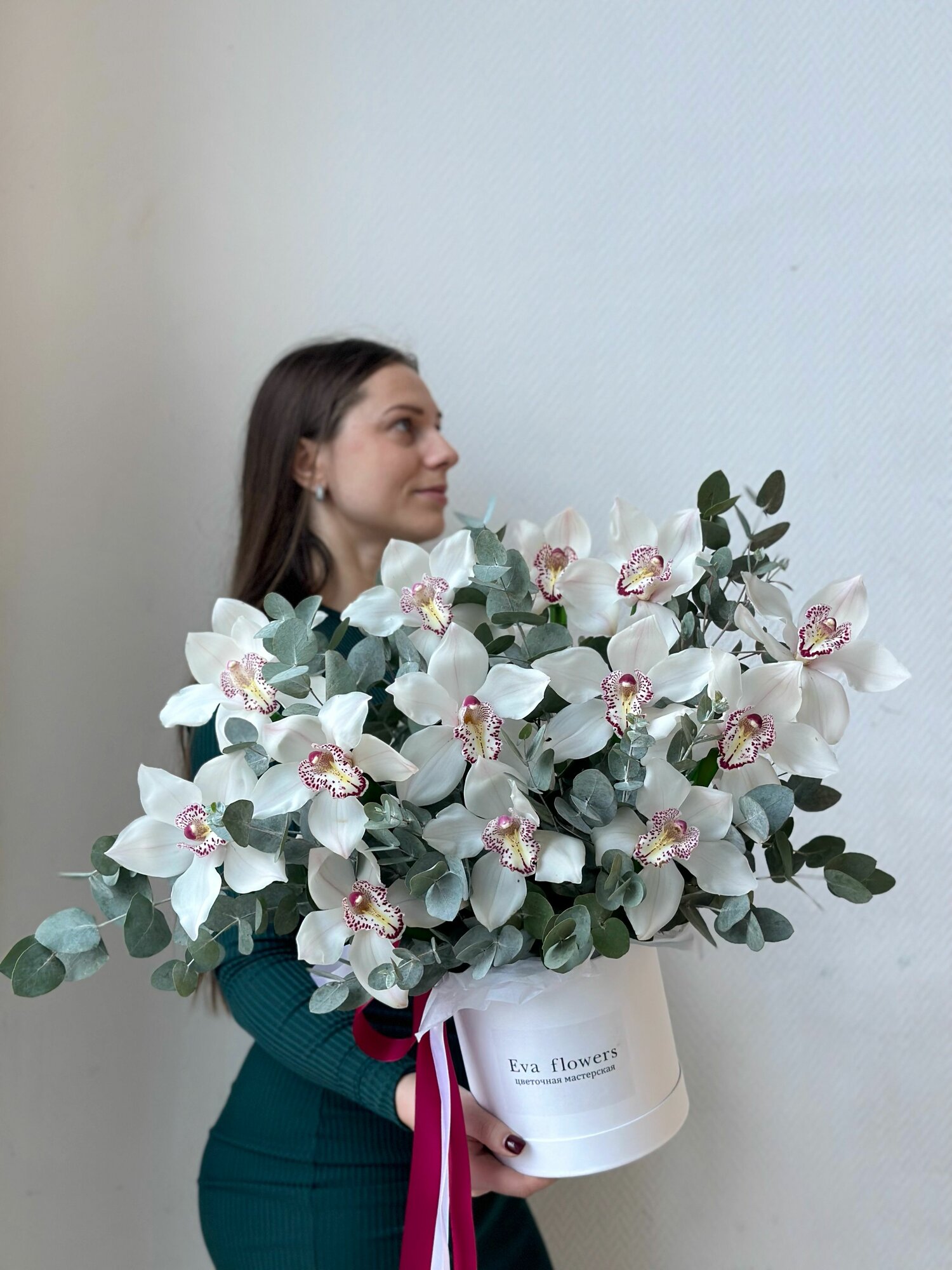 Красивые орхидеи с эвкалиптом в коробке