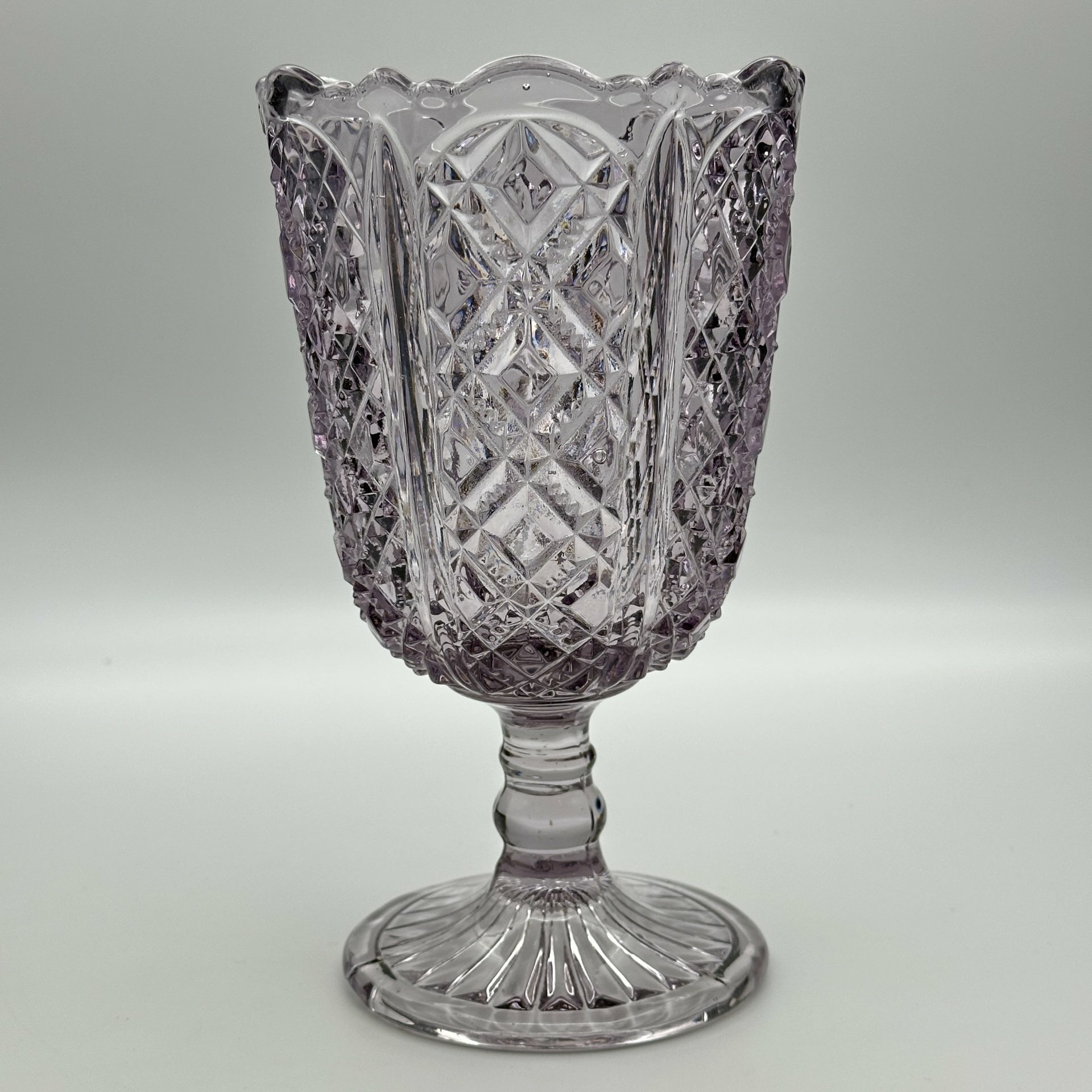 Ваза в форме кубка аметистового оттенка, с геометрическим декором, стекло