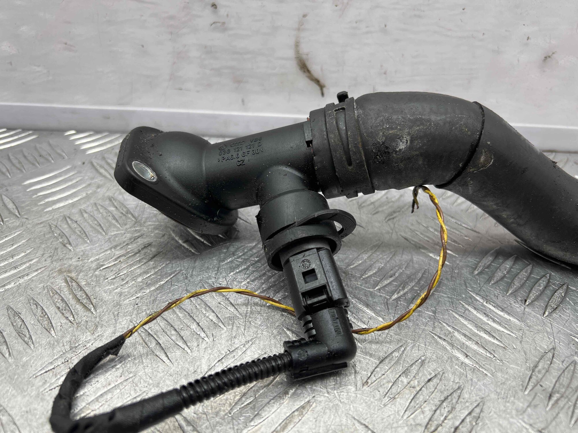 Б/У Фланец (тройник) системы охлаждения Volkswagen Passat B6 (2005-2010) 2007 г.