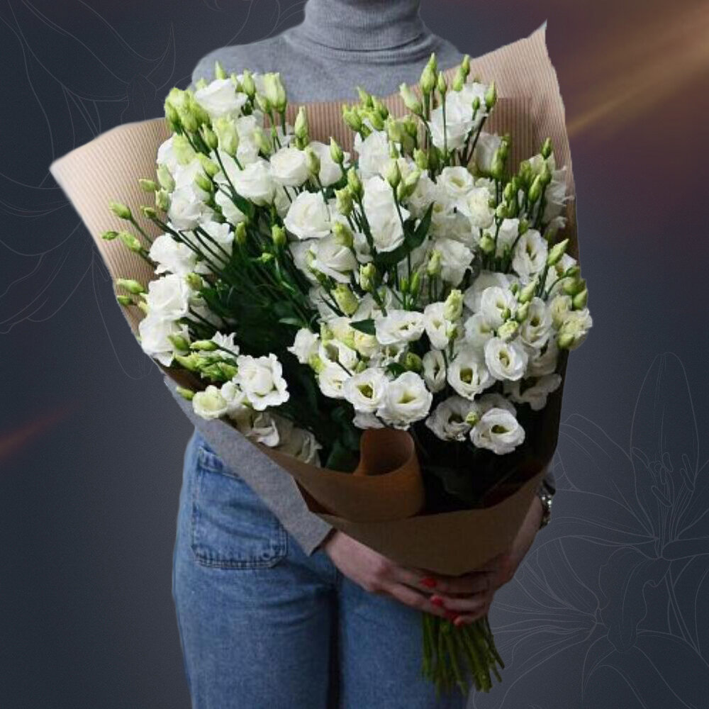 Классический букет из 15 белых лизиантусов в крафте от 2name Flowers