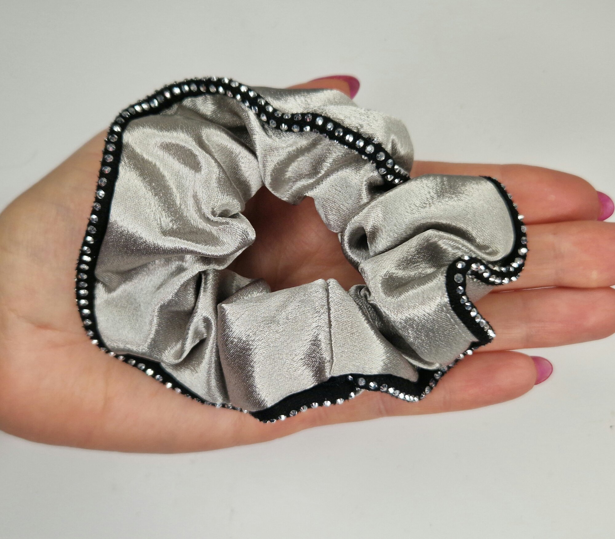 Резинка для волос, шелковая, со стразами, большая, 10 см серая