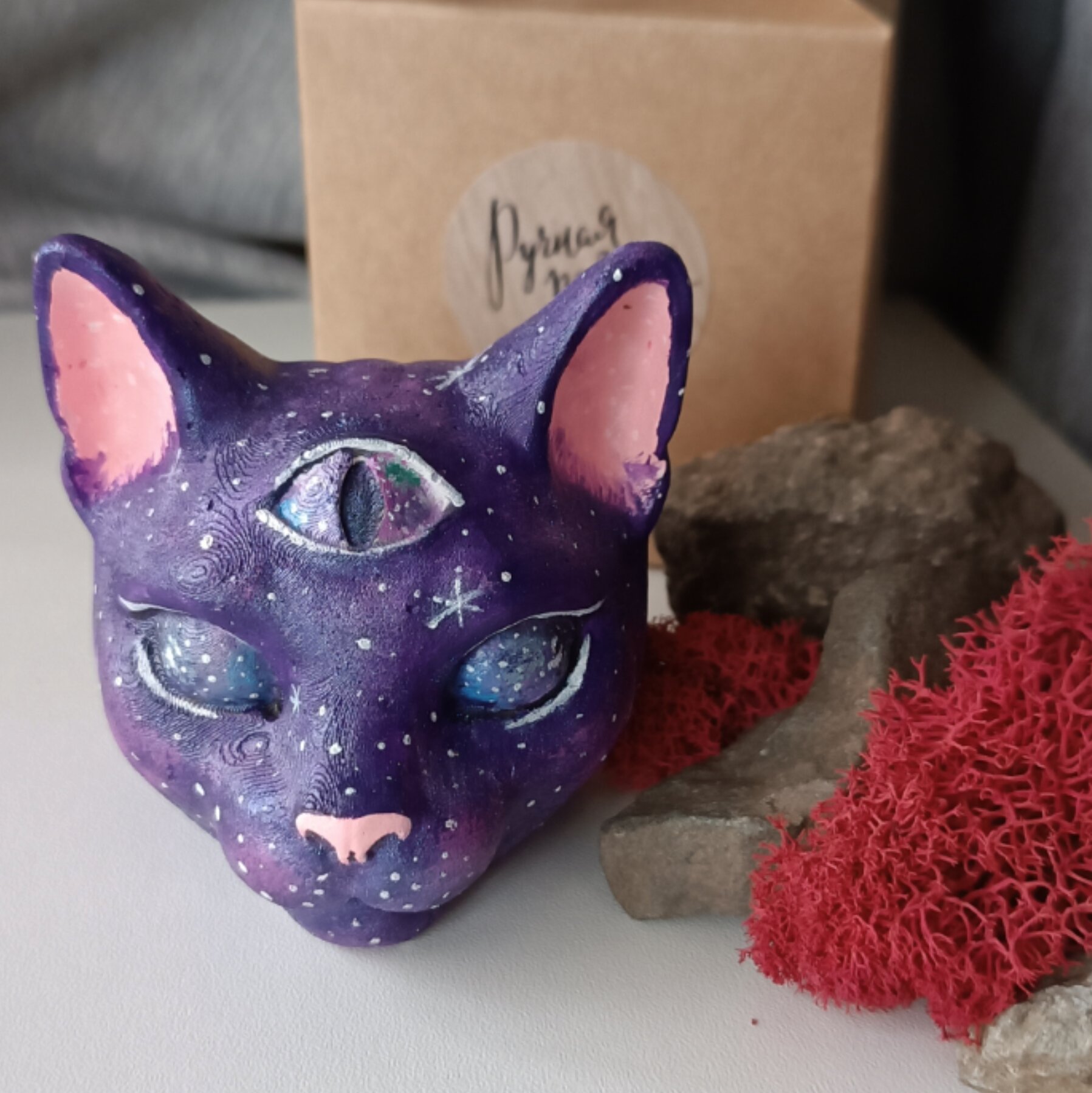 Гипсовая статуэтка/фигурка из гипса трёх глазая кошечка. Ручная работа. Статуэтка на удачу.