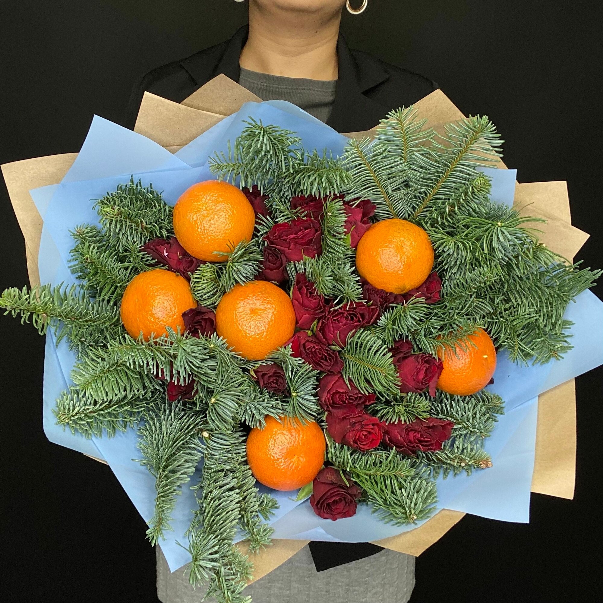Рождественский букет (роза 25 шт, мандарин 6 шт, нобилис 2.)