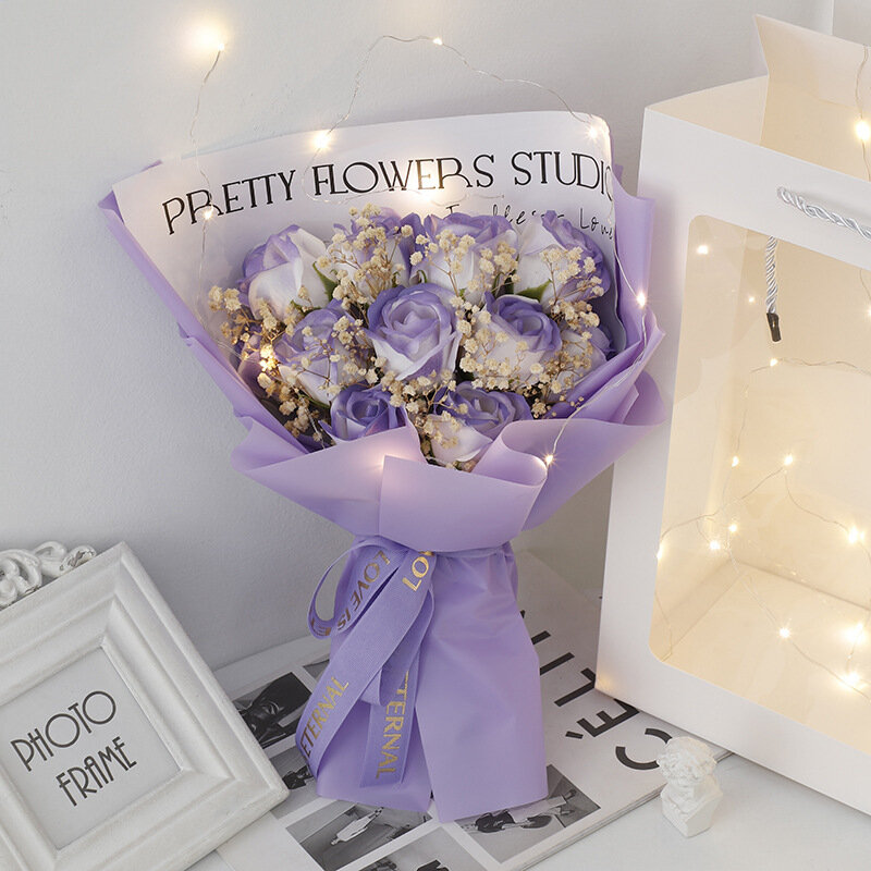 Букет из 19 роз (включая измельченные голубые мыльные розы, гипсофилу и другие ароматные цветы) — отличный подарок на день рождения для парня/девушки или жены. Идеально подойдет для Международного женского дня, Дня благодарения или Дня святого Валентина.