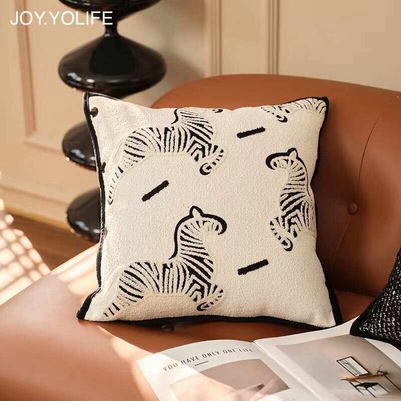 Подушка декоративная 45х45 см маленькая, с наволочкой Joy.Yolife с вышивкой Зебры белый для дивана, кресла и садовой мебели