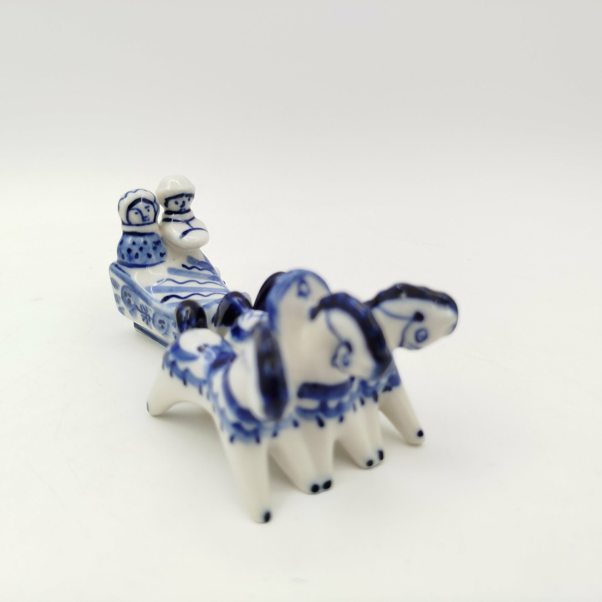 Фарфоровая статуэтка «Тройка», автор формы Азарова Л. П, Гжель, фарфор, роспись