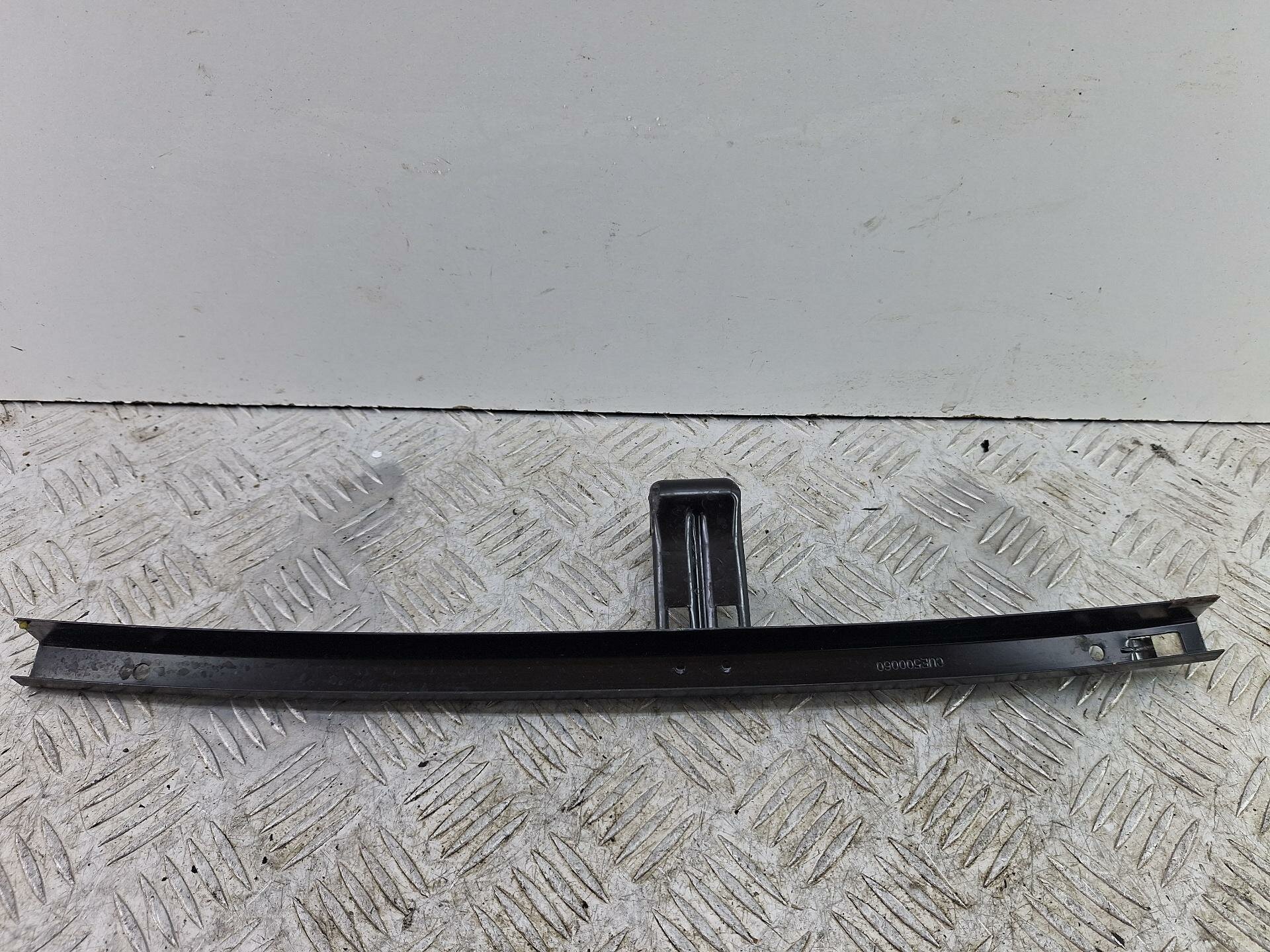 Направляющая стекла передней правой Land Rover Discovery 3 L319 2007 CUE500060