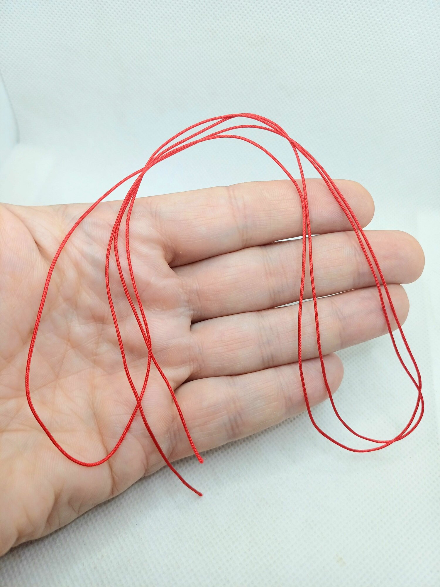 Тонкий шнурок для крестика и плетения браслетов - 1 метр. Шнур для рукоделия. Диаметр 0.9мм. Красный нейлоновый гайтан.