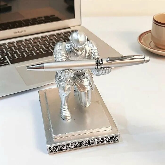 Подарок для мужчины, статуэтка для интерьера, подставка для ручек Рыцарь