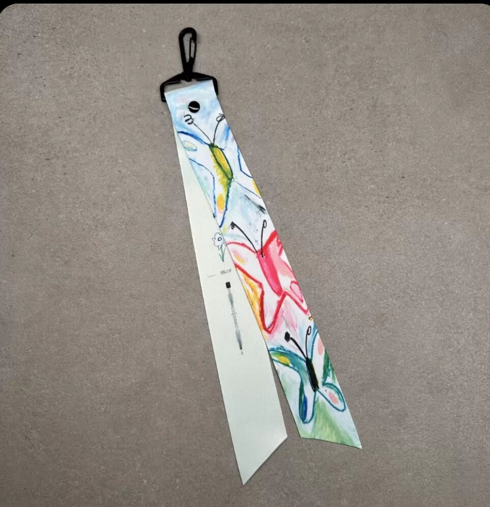 Аксессуары для сноуборда и лыж, такие как ленты, рюкзаки, шлемы, лыжные костюмы, сноубрюки, подвески, подарки и другое